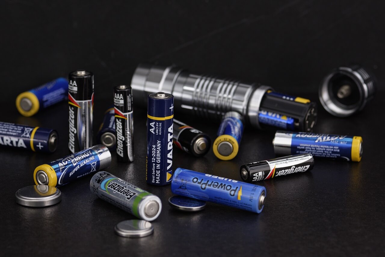 The Ultimate Guide to Flashlight Batteries: Types, Performance, and ...